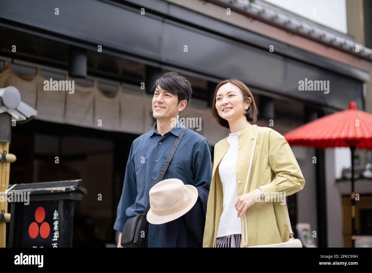 Men and women who go sightseeing Stock Photo - Alamy