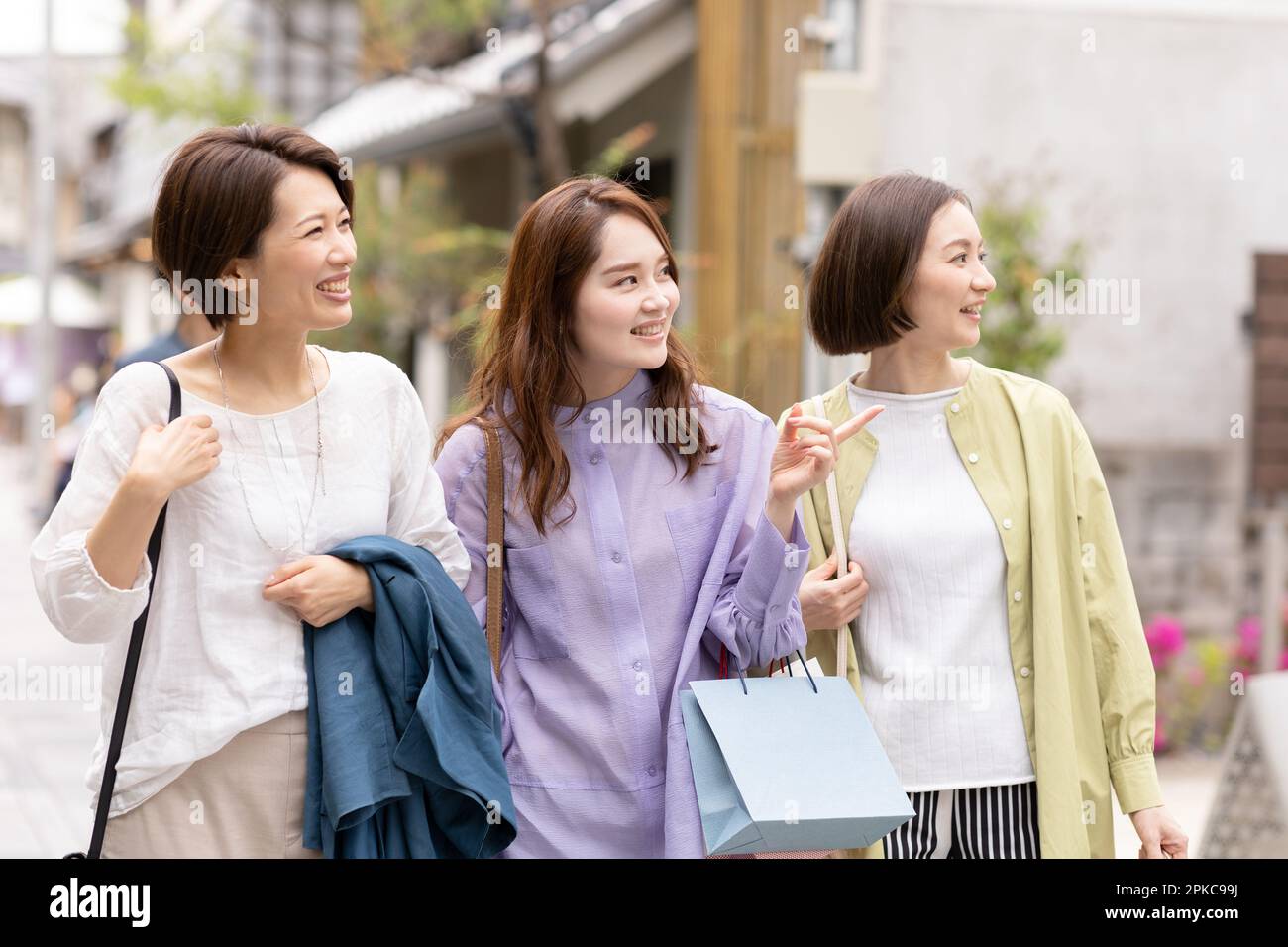 Group of women sightseeing Stock Photo - Alamy