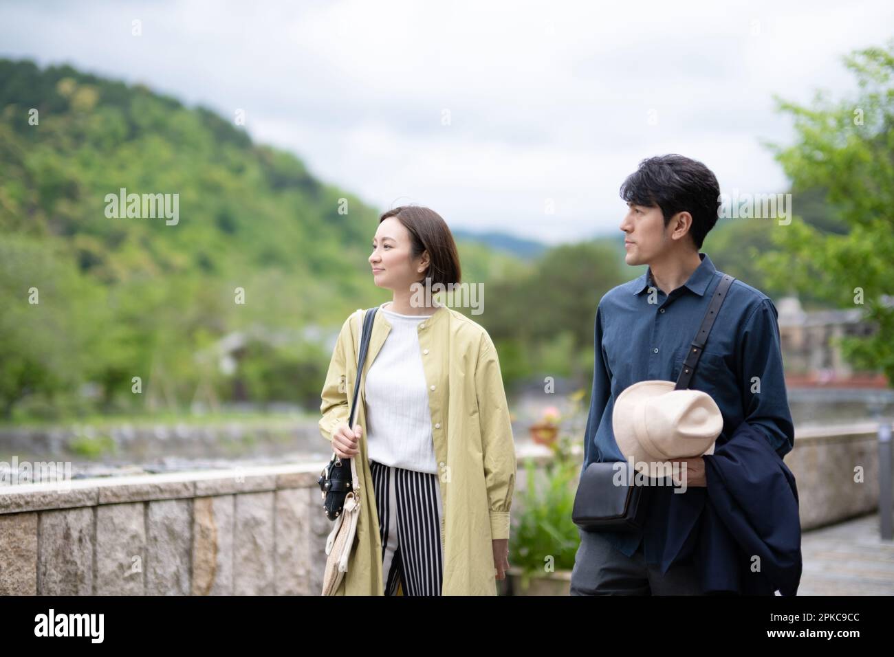Men and women who go sightseeing Stock Photo - Alamy