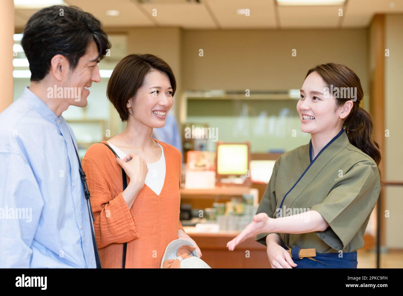 Explaining conversation hi-res stock photography and images - Alamy