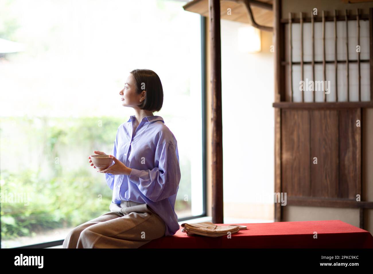 Woman drinking powdered green tea Stock Photo - Alamy