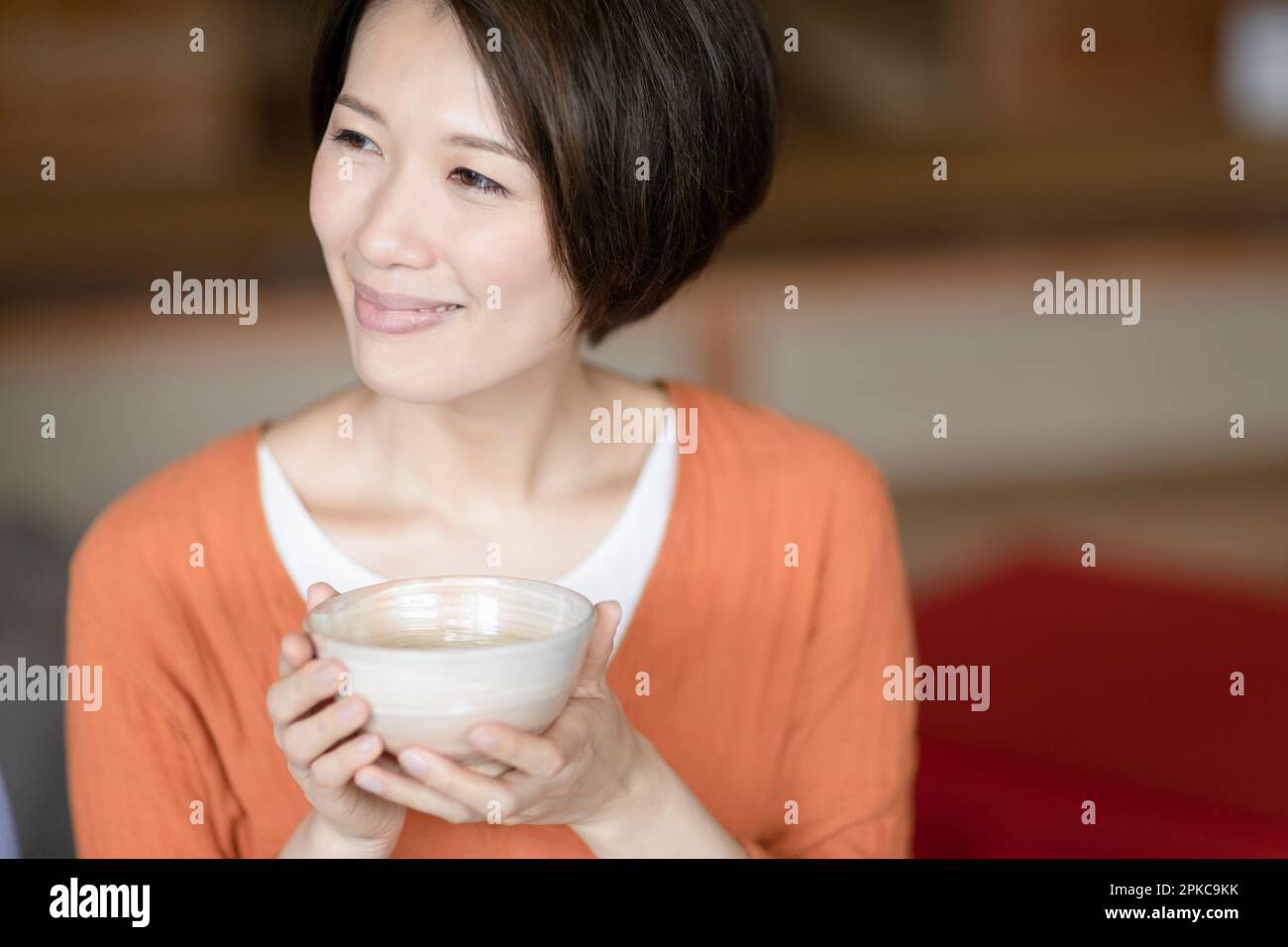 Asian female tourist drinking tea hi-res stock photography and images ...