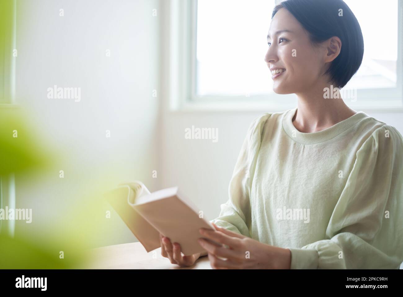 women who read Stock Photo - Alamy