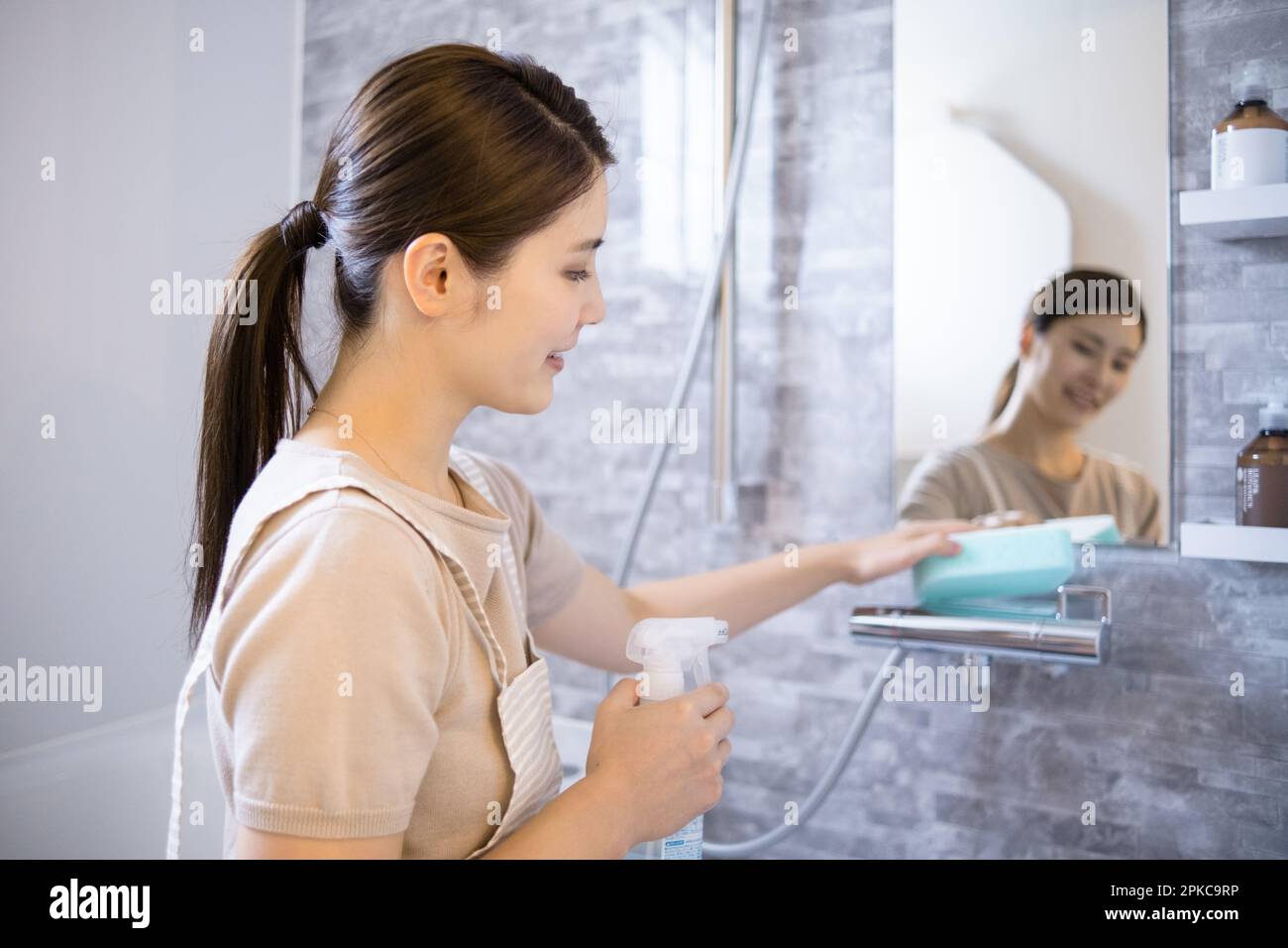 Woman Cleaning Bath Stock Photo - Alamy