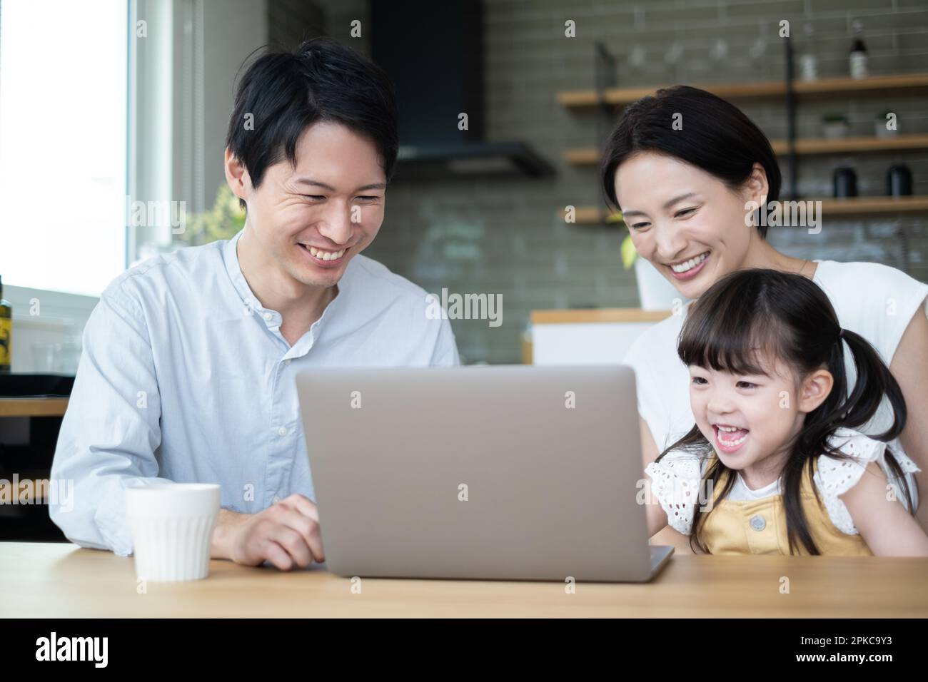 Parent child computer sit hi-res stock photography and images - Alamy