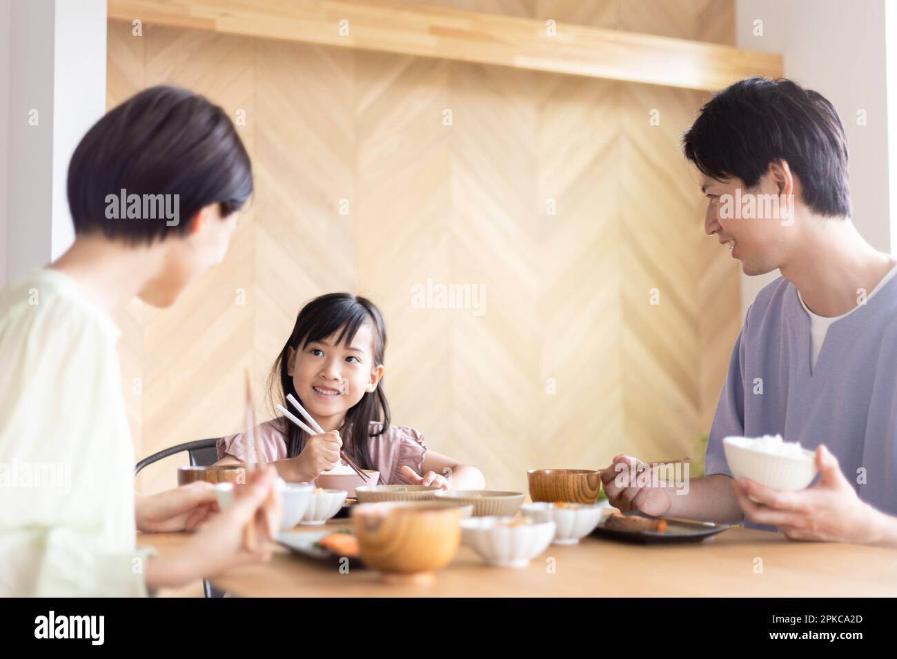 Family surrounding table hi-res stock photography and images - Alamy