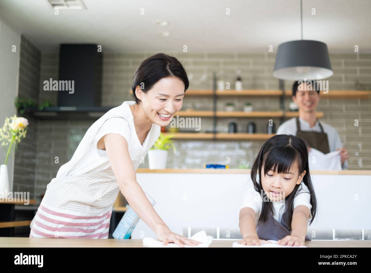 Japan children cleaning hi-res stock photography and images - Alamy