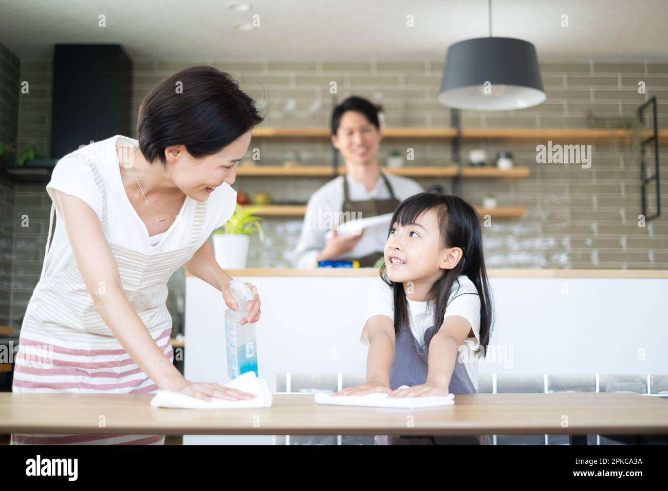 Japan children cleaning hi-res stock photography and images - Alamy