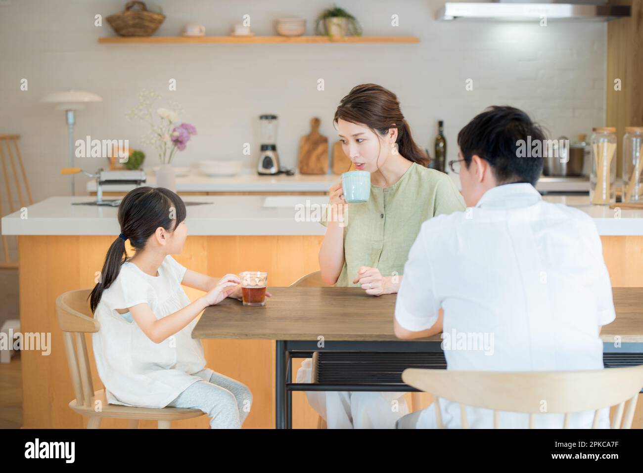 Parent talking to child table hi-res stock photography and images - Alamy
