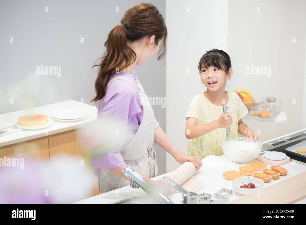 Parent and child making sweets Stock Photo - Alamy