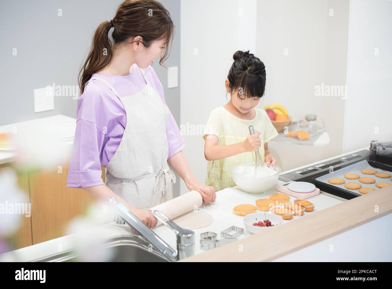 Parent and child making sweets Stock Photo - Alamy