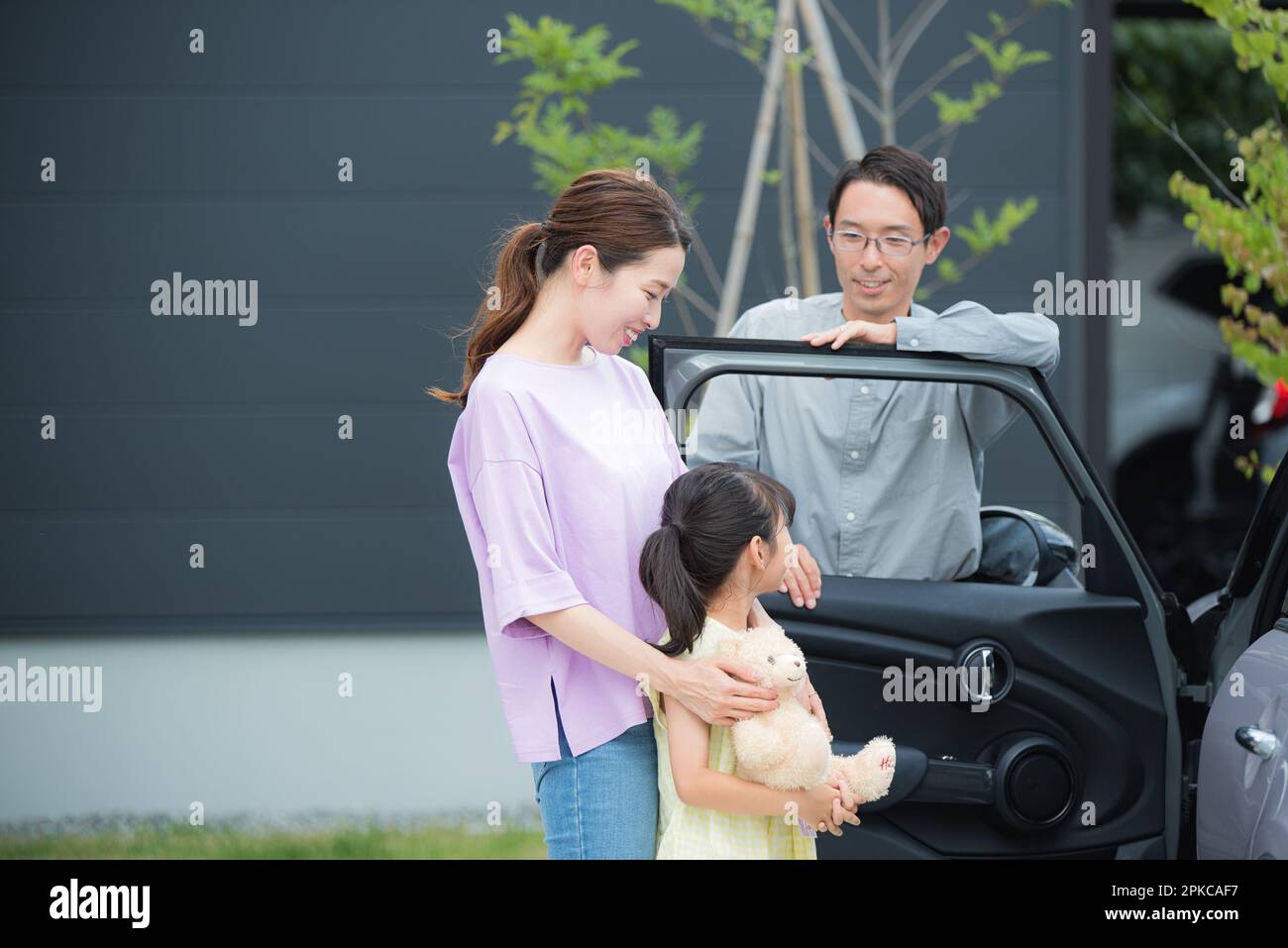 Family getting into car Stock Photo - Alamy