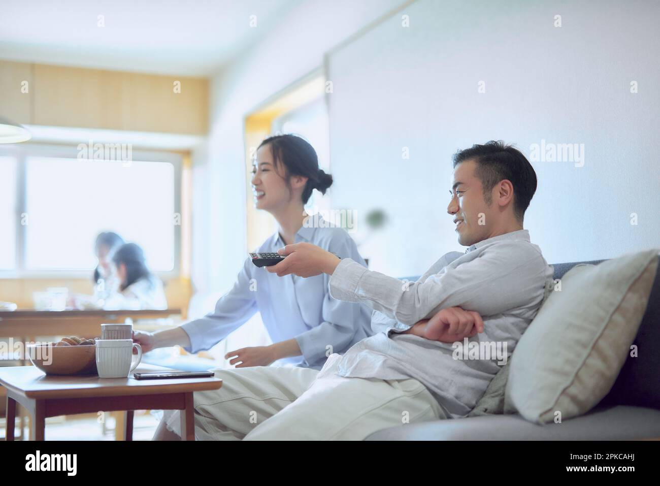 4 people watching tv hi-res stock photography and images - Alamy