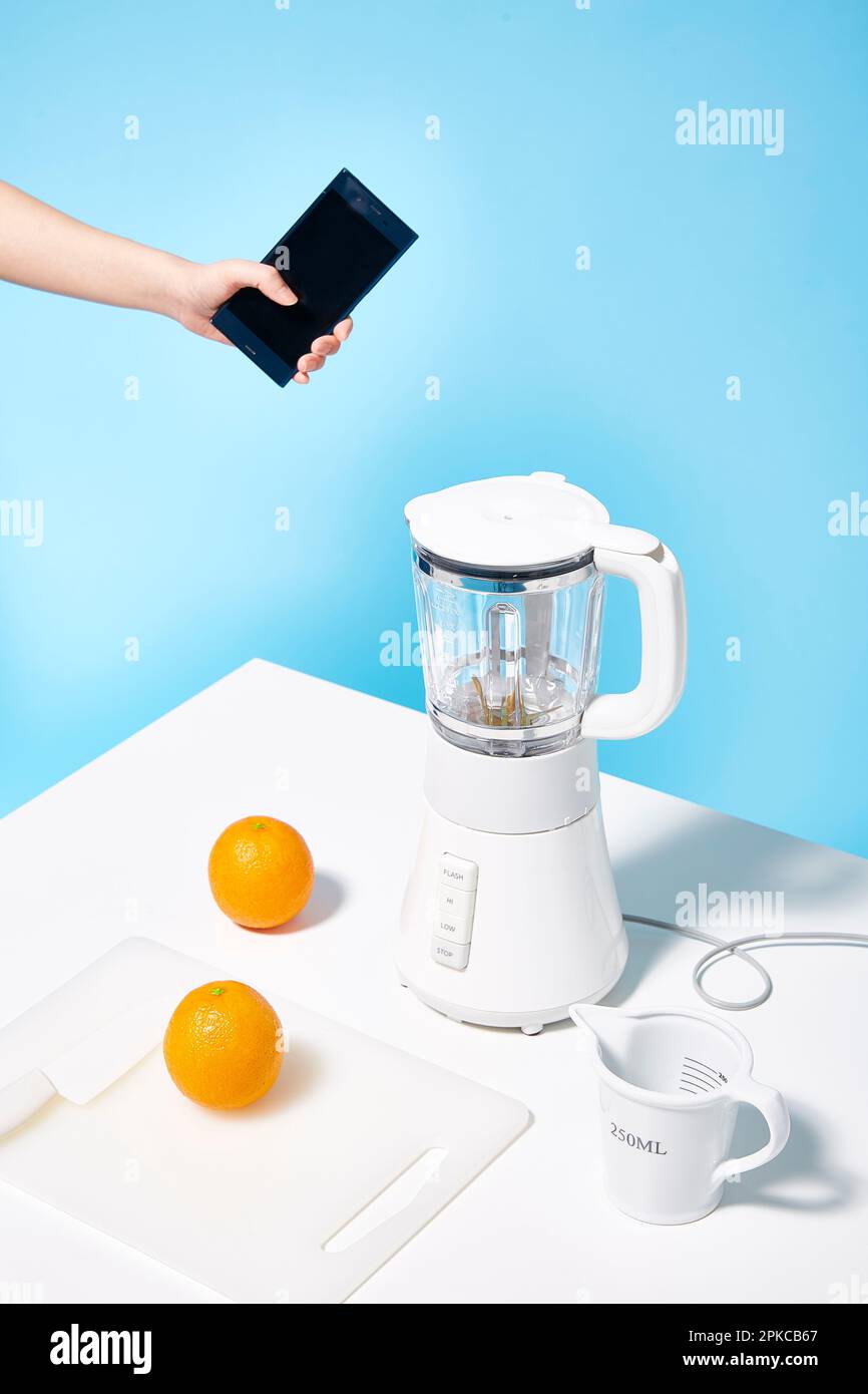 Smartphone controlling cooking time Stock Photo - Alamy