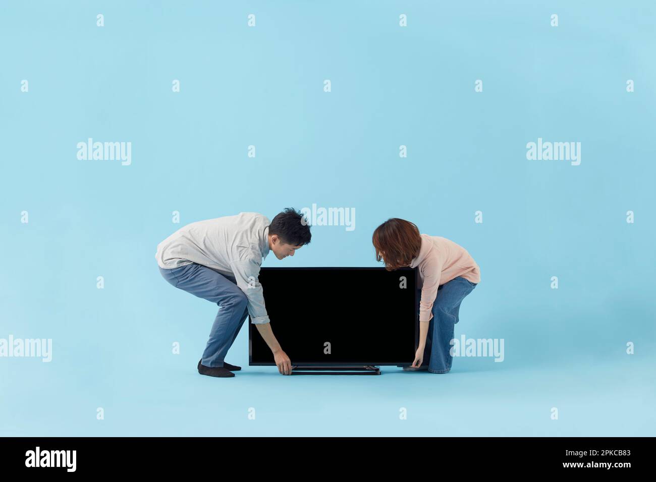 Couple trying connect two hi-res stock photography and images - Alamy