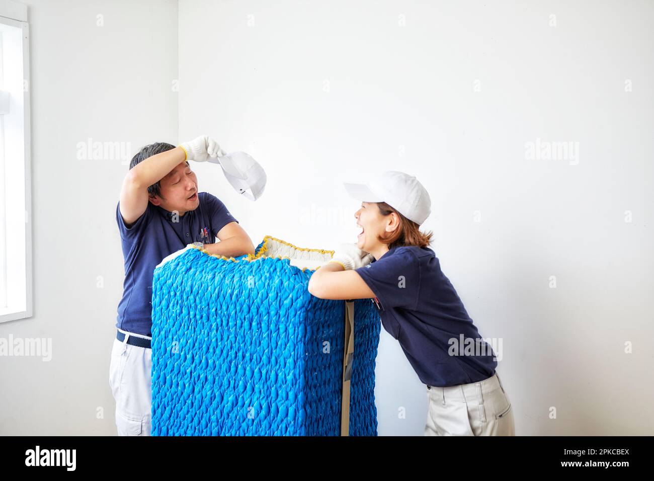 Moving staff of men and women taking a break Stock Photo - Alamy