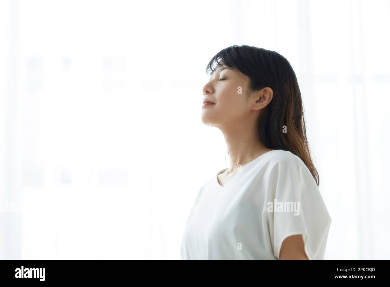 One person standing living room hi-res stock photography and images - Alamy