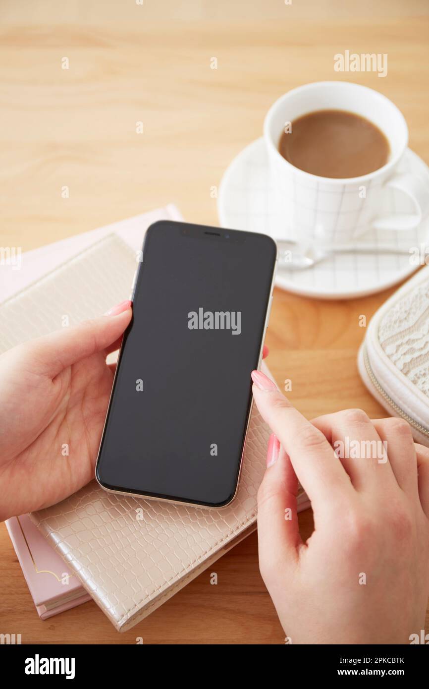 Smartphone on table hi-res stock photography and images - Alamy