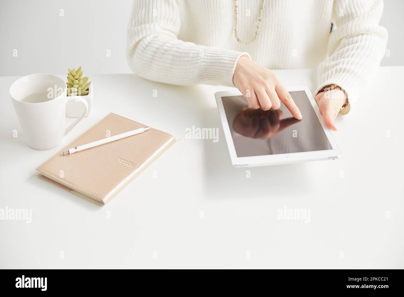 Asian woman holding green screen hi-res stock photography and images ...