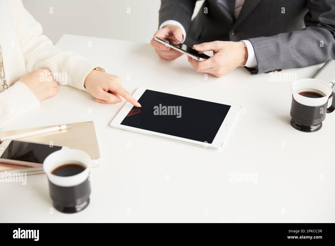 Using multiple devices hi-res stock photography and images - Alamy