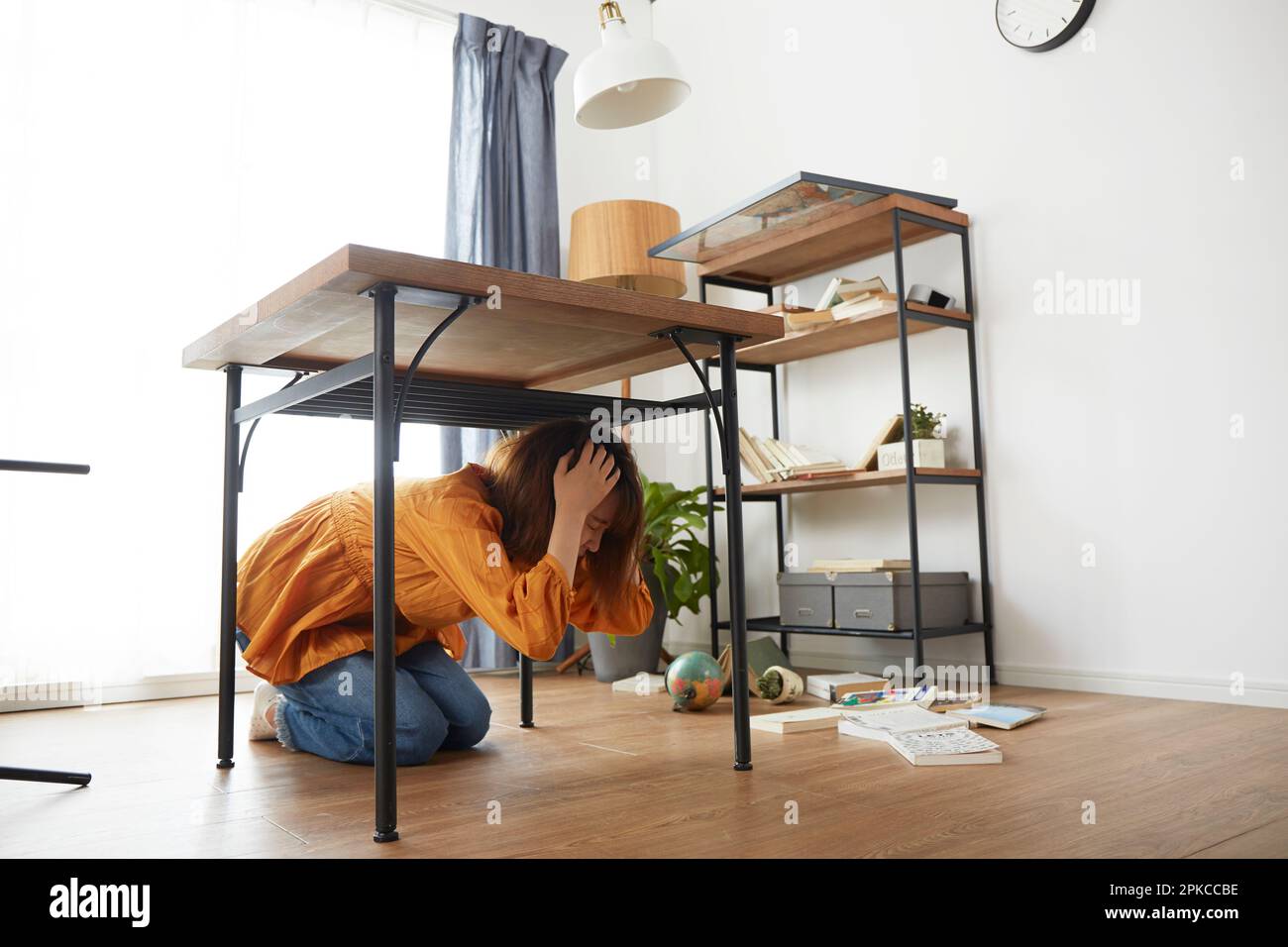 People scared earthquake hi-res stock photography and images - Alamy