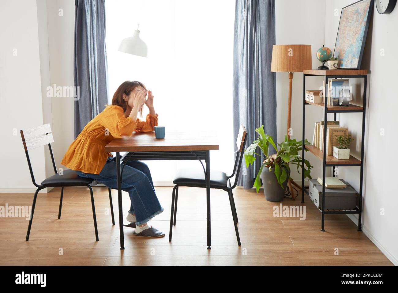 Scared woman at home during an earthquake Stock Photo - Alamy