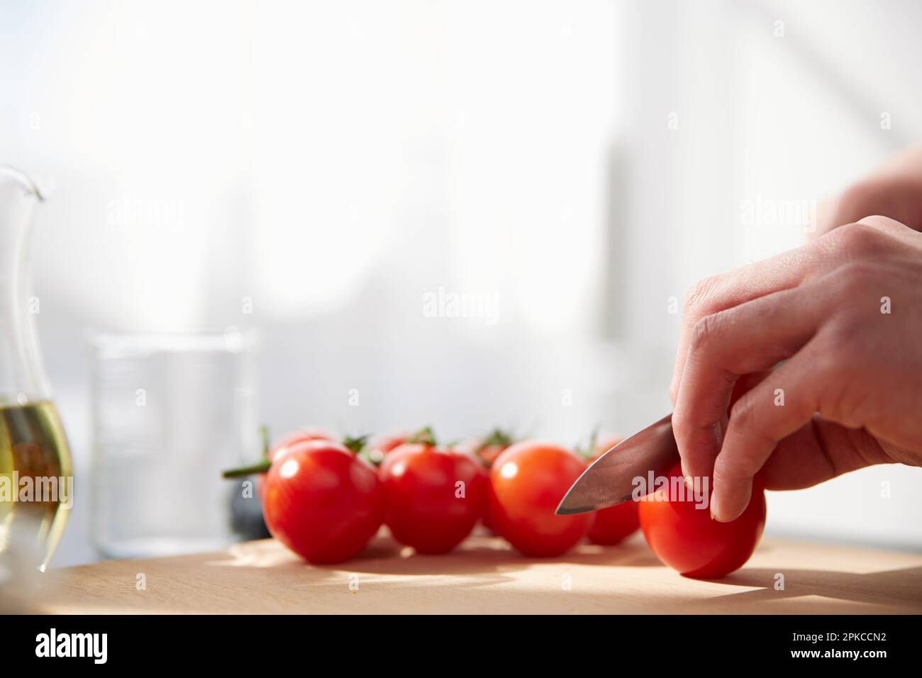Man's hand cutting tomatoes Stock Photo - Alamy