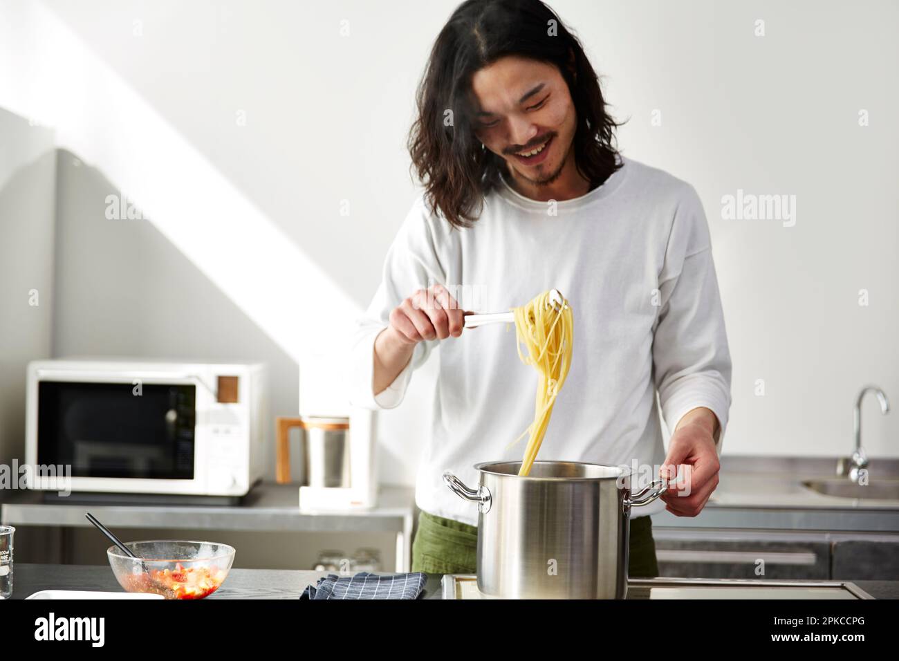 Man boiling pasta Stock Photo - Alamy