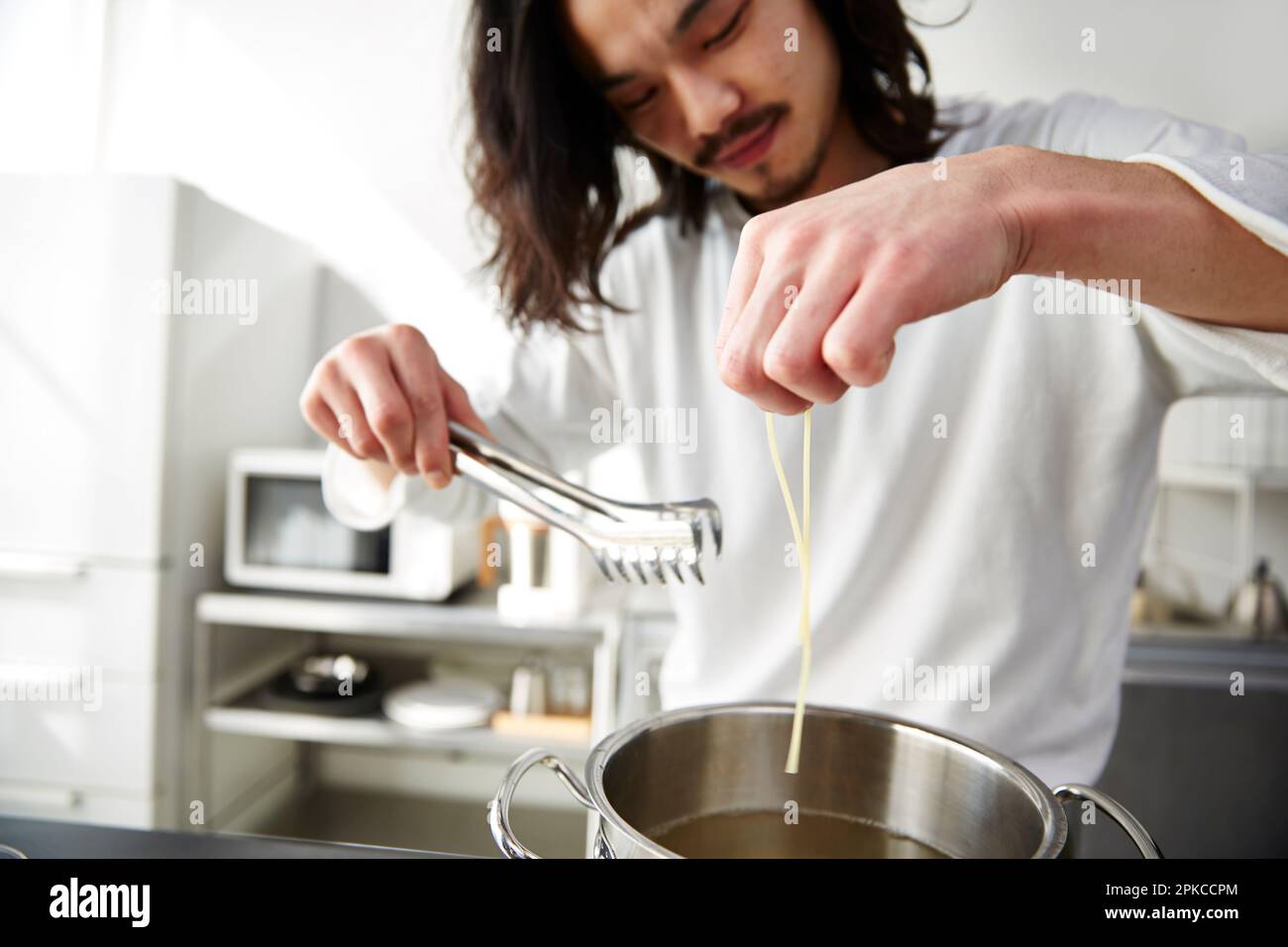 Man boiling pasta Stock Photo - Alamy