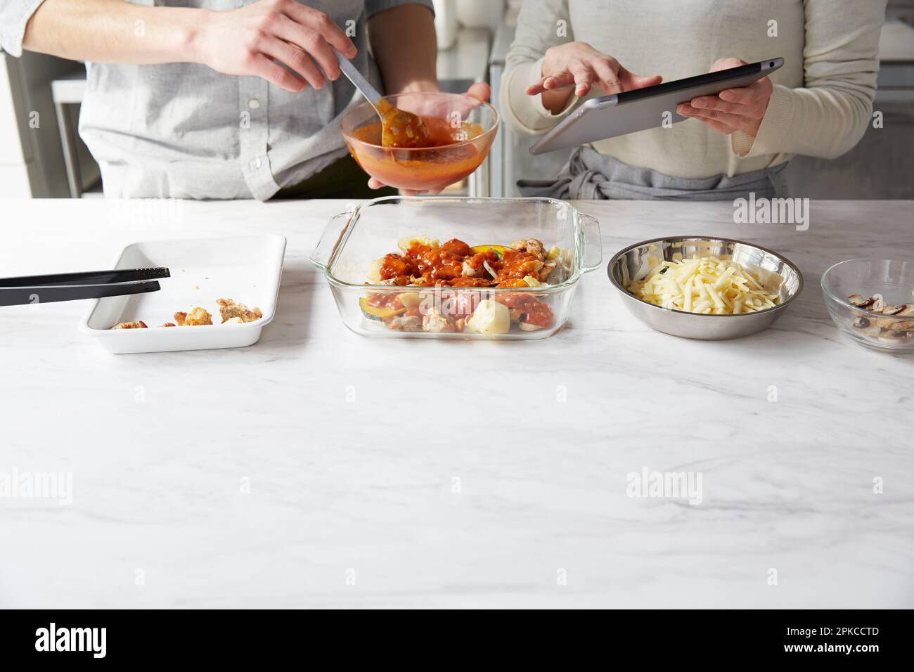 Japanese women sharing hi-res stock photography and images - Alamy