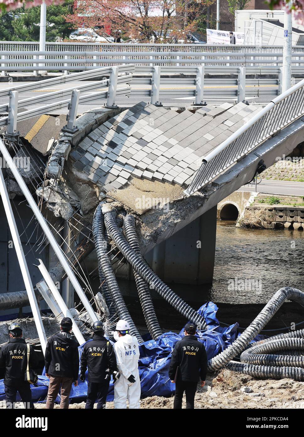 07th Apr, 2023. Investigation of bridge sidewalk's collapse Police ...
