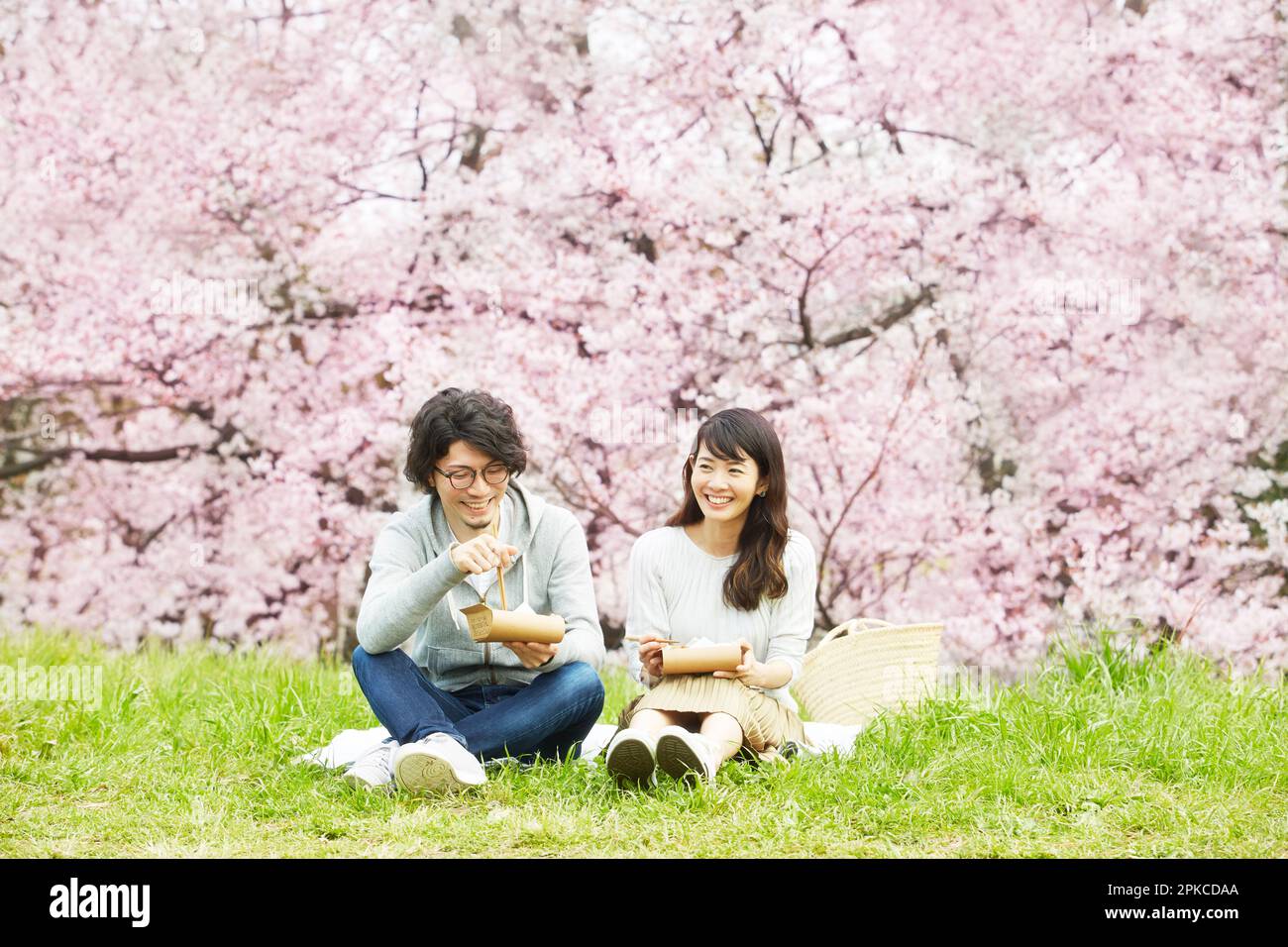Couple eating lunch under the cherry tree Stock Photo - Alamy