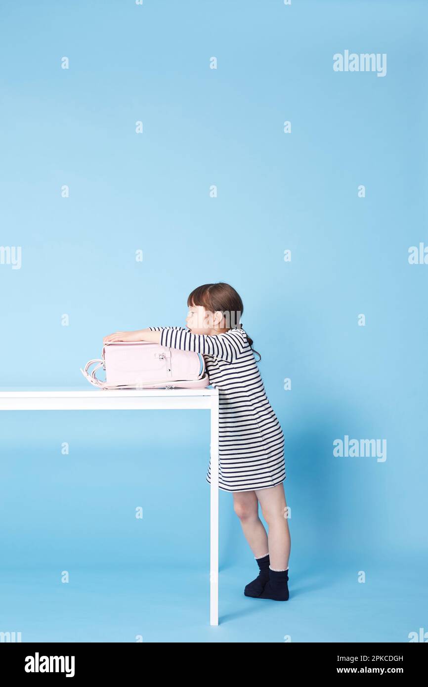 Girl leaning on desk hi-res stock photography and images - Alamy