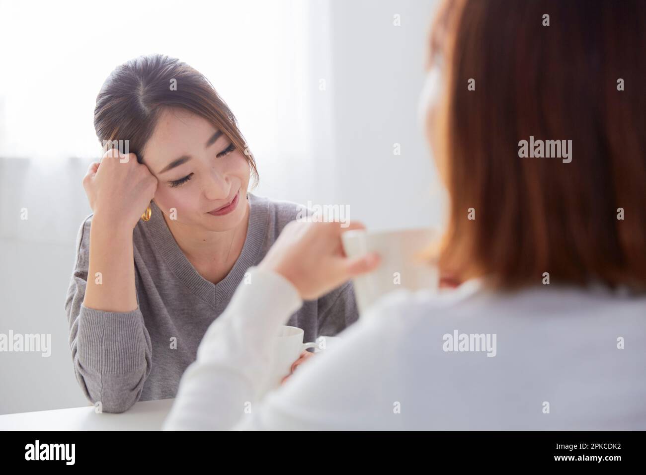 A woman talking to a friend about a problem Stock Photo - Alamy