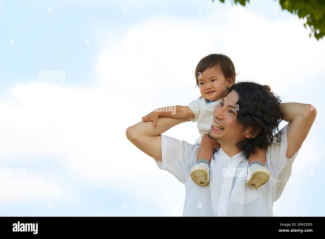 Father carrying baby on his shoulders Stock Photo - Alamy