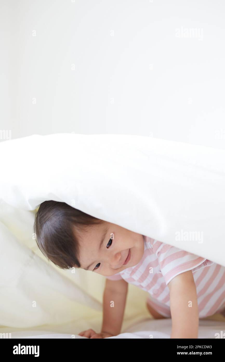 Baby under the covers hi-res stock photography and images - Alamy