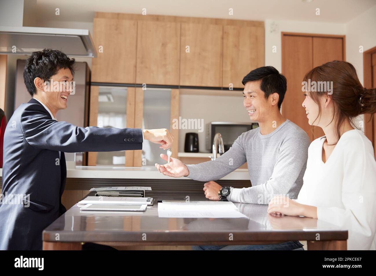 Real estate agent asian family hi-res stock photography and images - Alamy