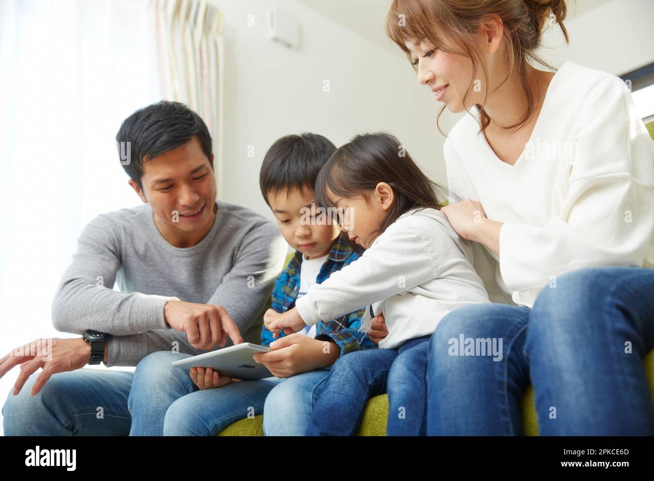 Family with tablet device hi-res stock photography and images - Alamy