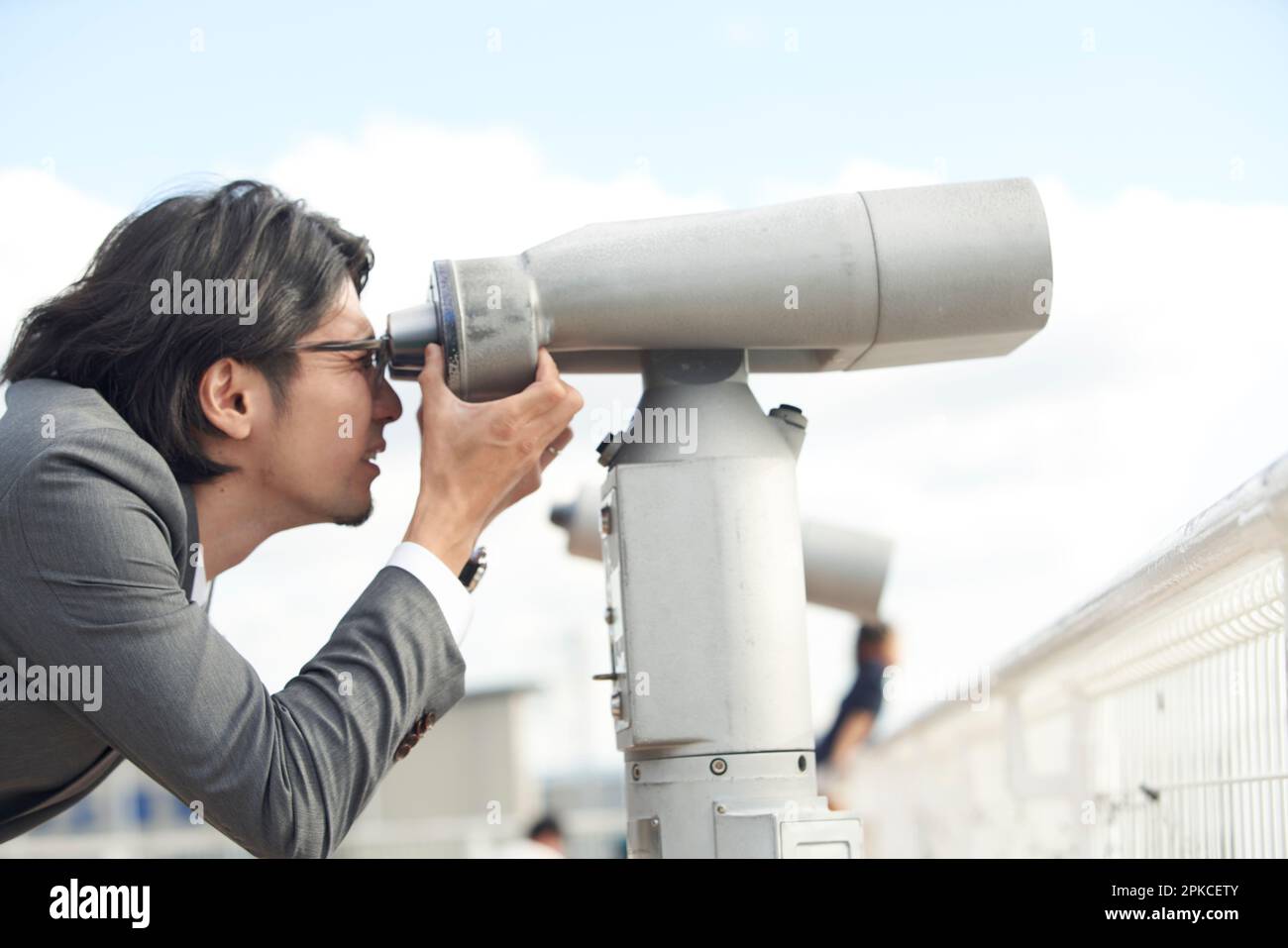 Male looking through telescope hi-res stock photography and images - Alamy