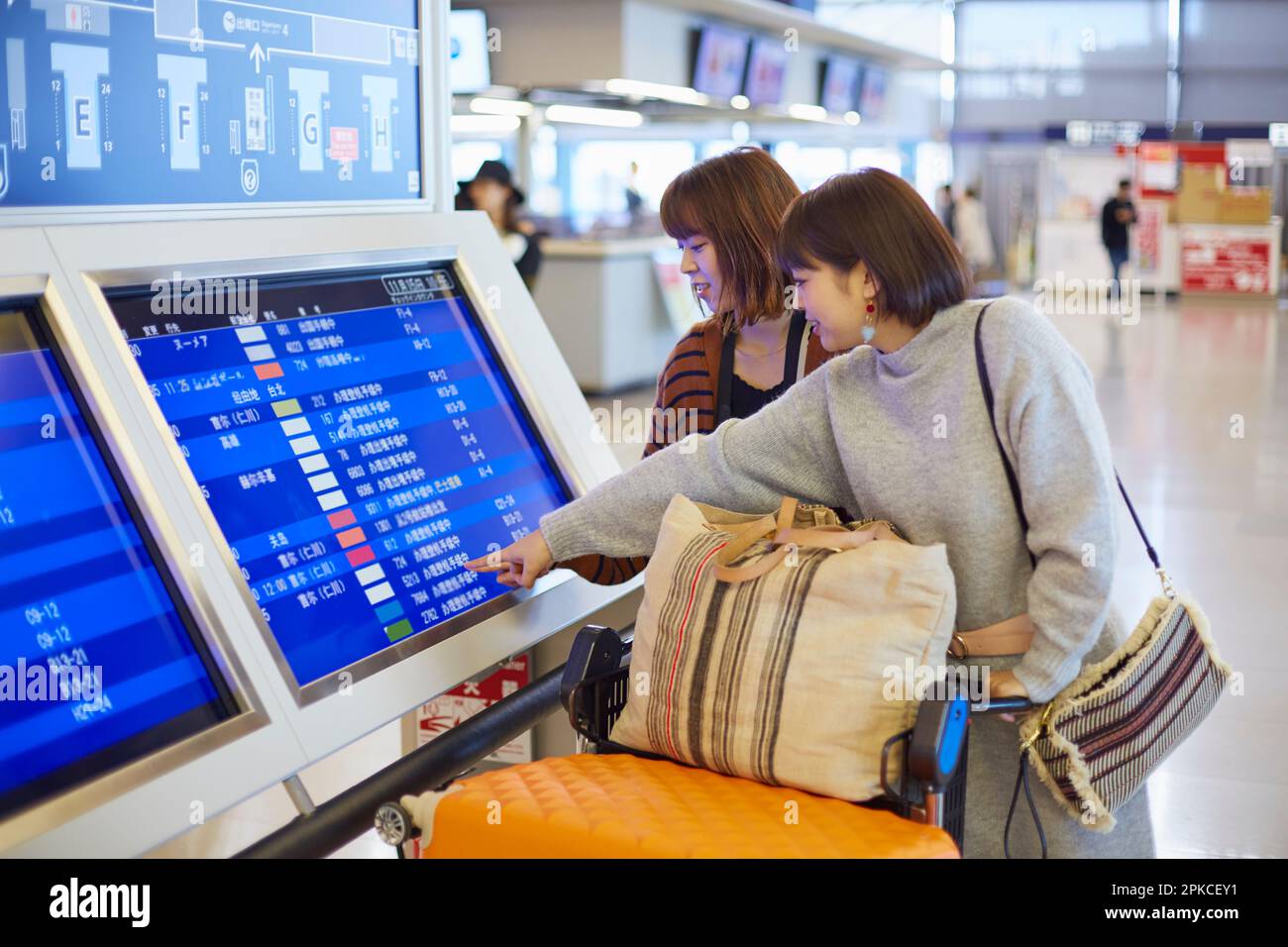People watching billboard hi-res stock photography and images - Alamy