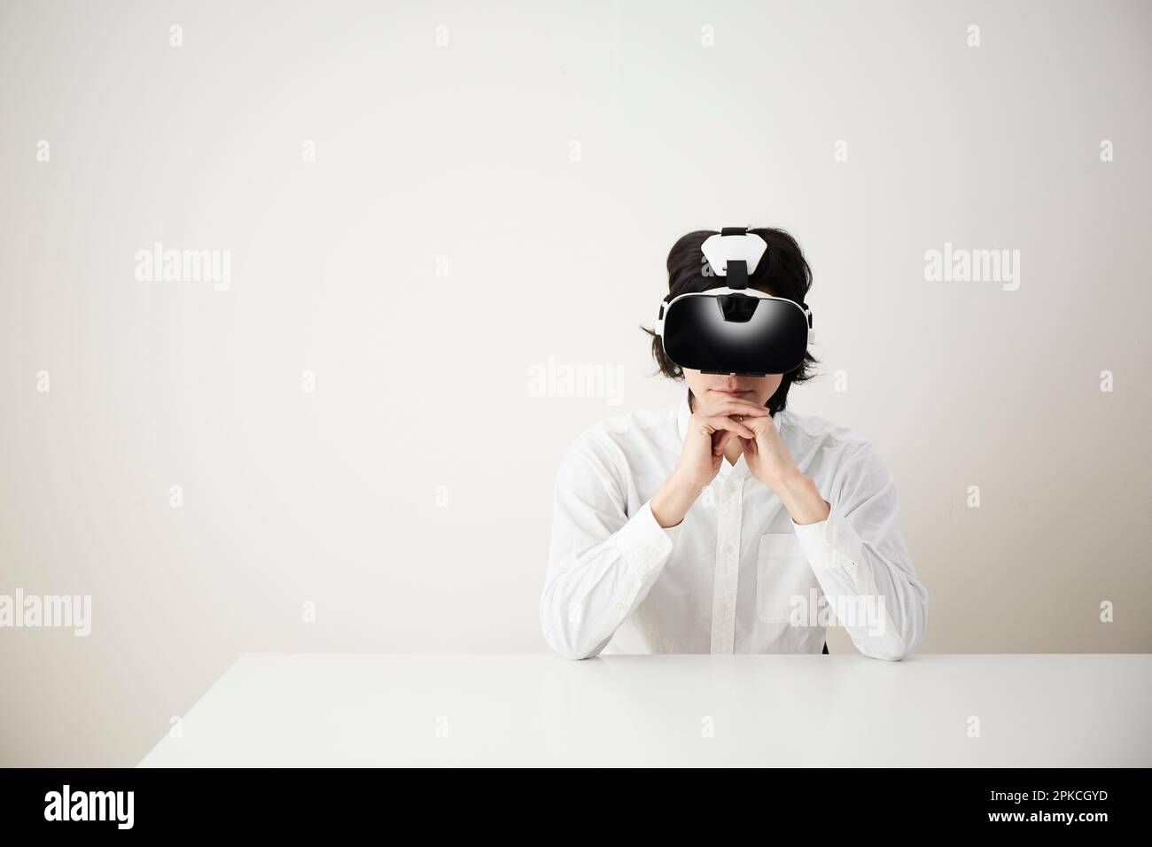 One wearing vr goggles hi-res stock photography and images - Alamy