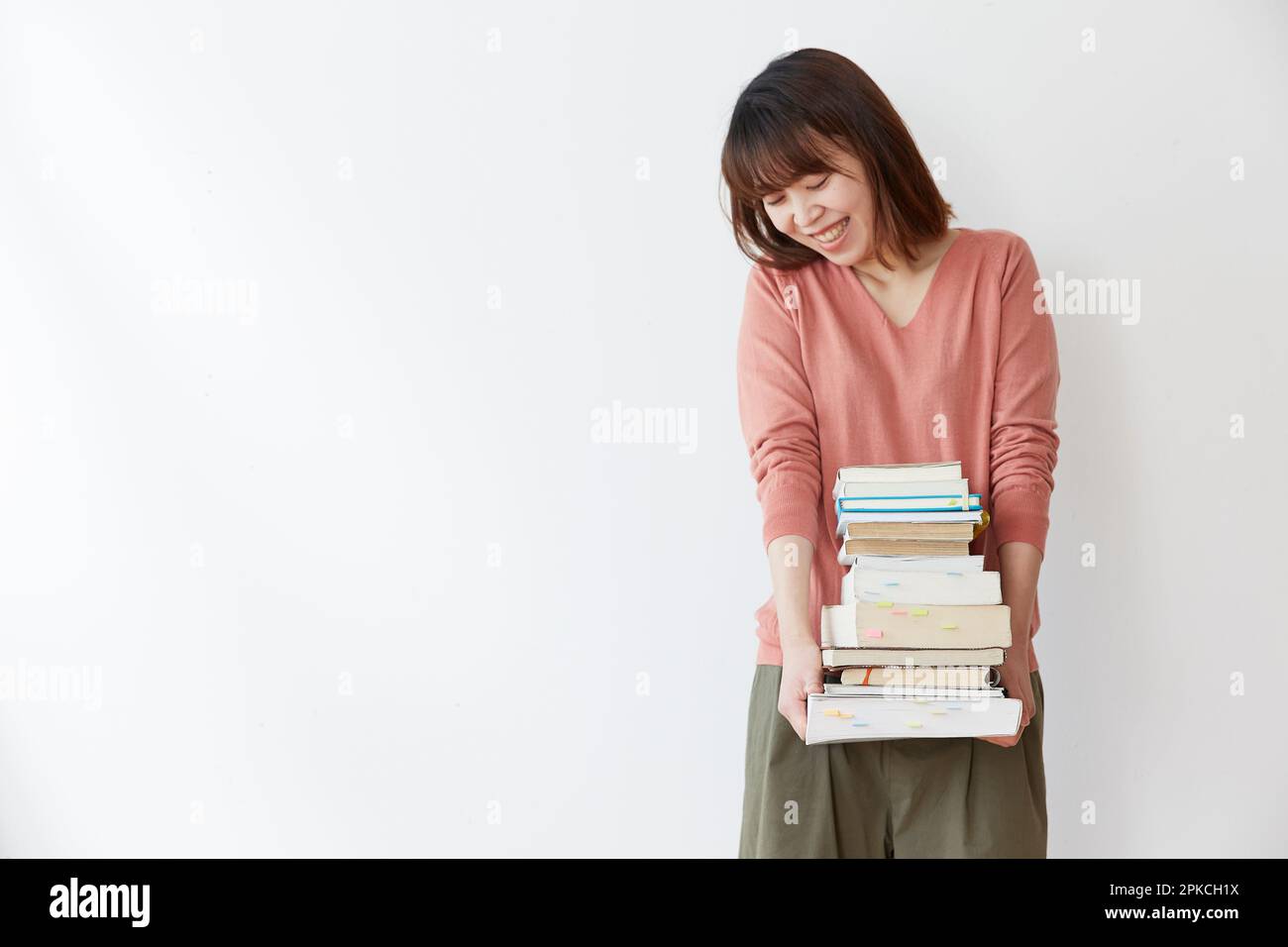 Asian holding books hi-res stock photography and images - Alamy