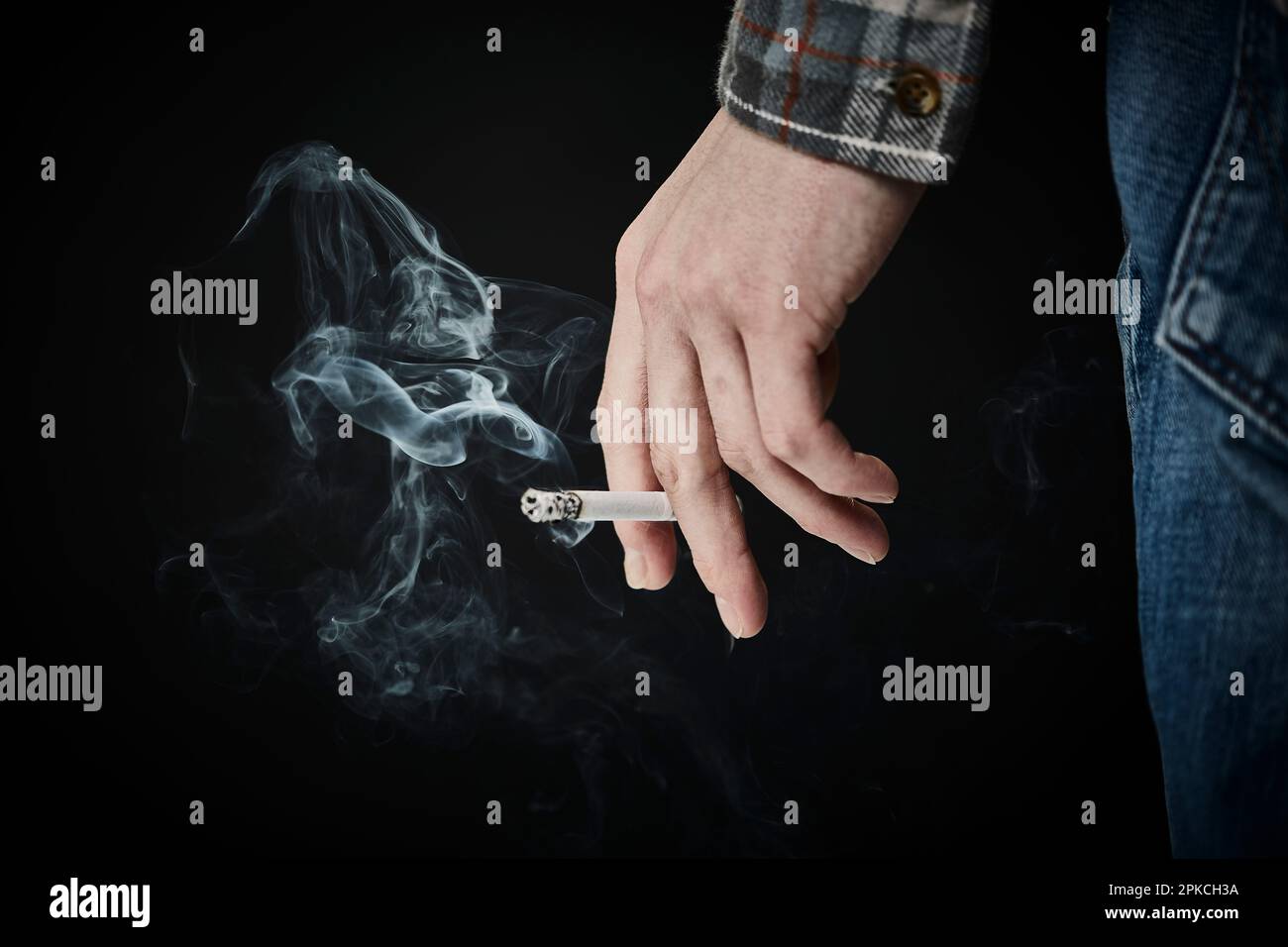 Man's hand holding a cigarette Stock Photo - Alamy