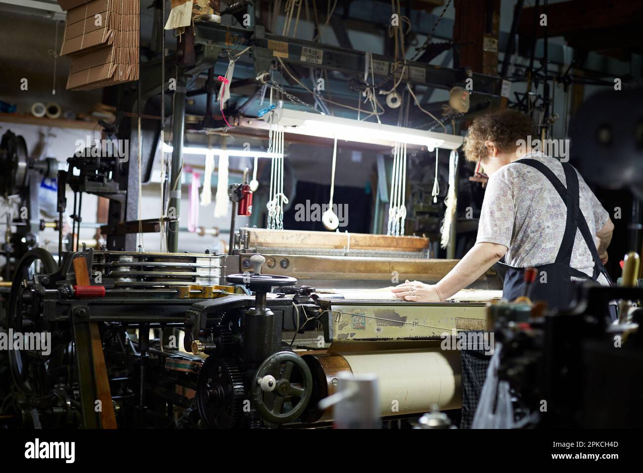 Woman weaving machine hi-res stock photography and images - Alamy