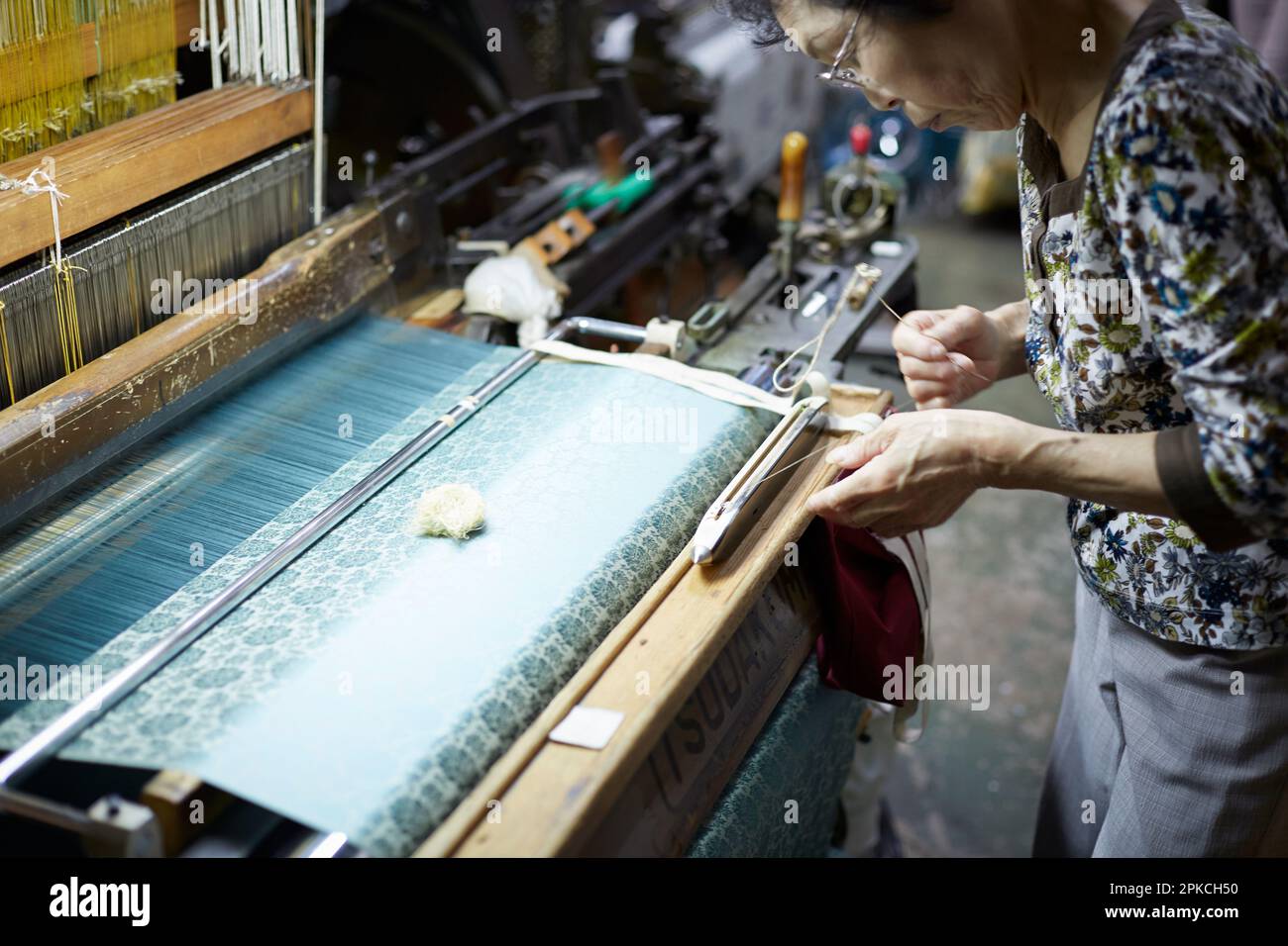 Woman weaving machine hi-res stock photography and images - Alamy