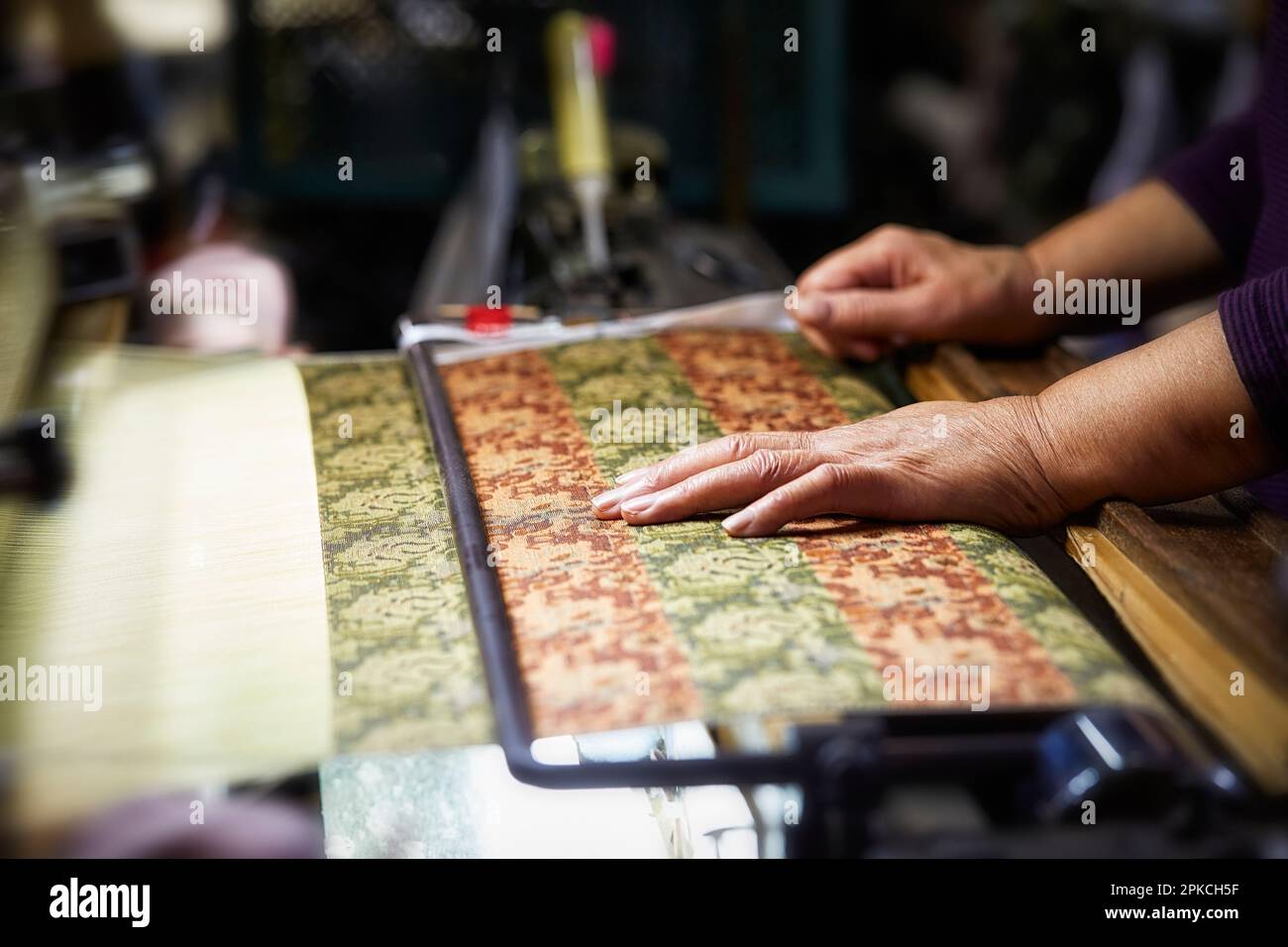 Hand weaving machine hi-res stock photography and images - Alamy