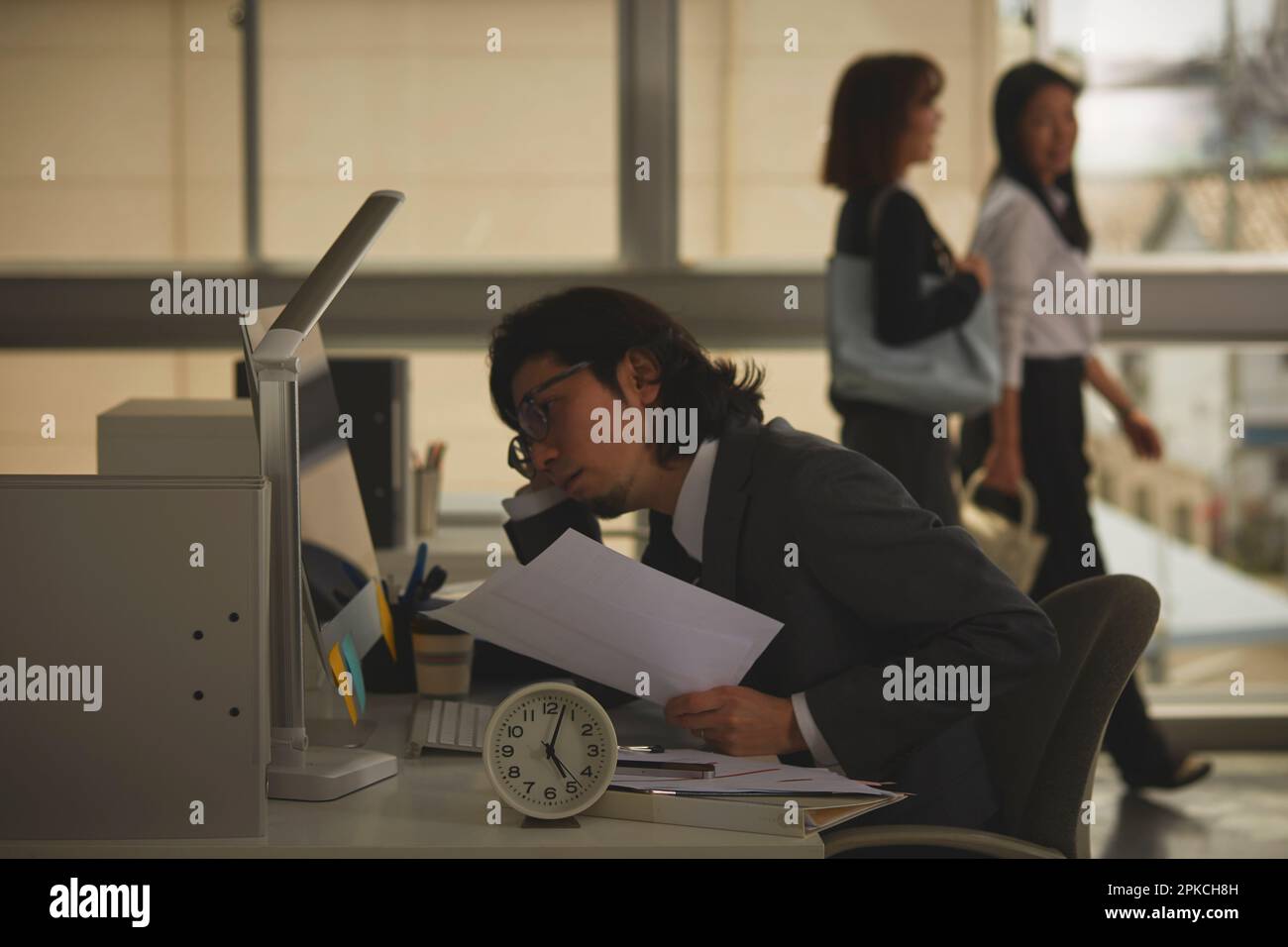 Black woman leaving office desk hi-res stock photography and images - Alamy