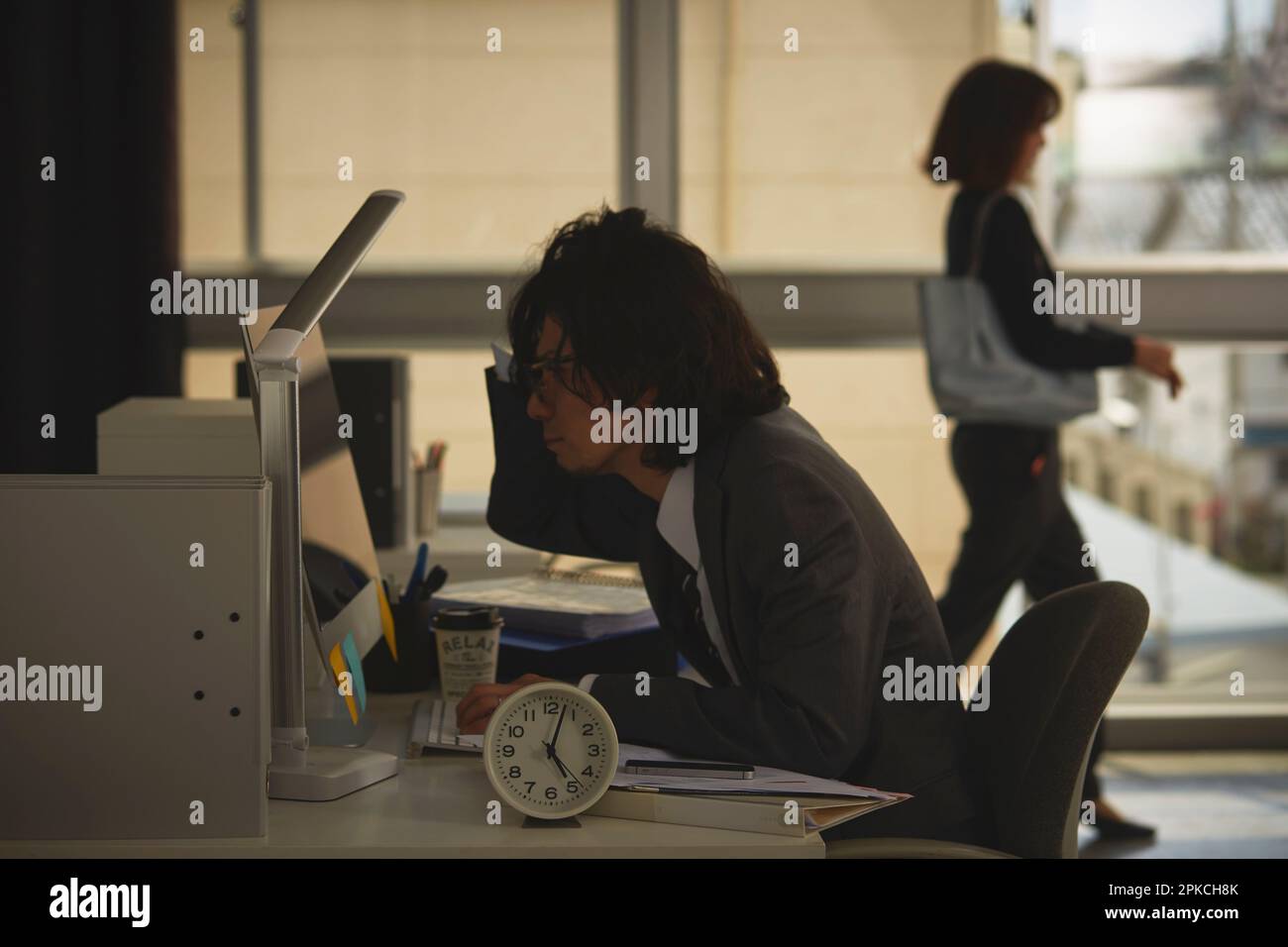 Woman struggling computer hi-res stock photography and images - Alamy