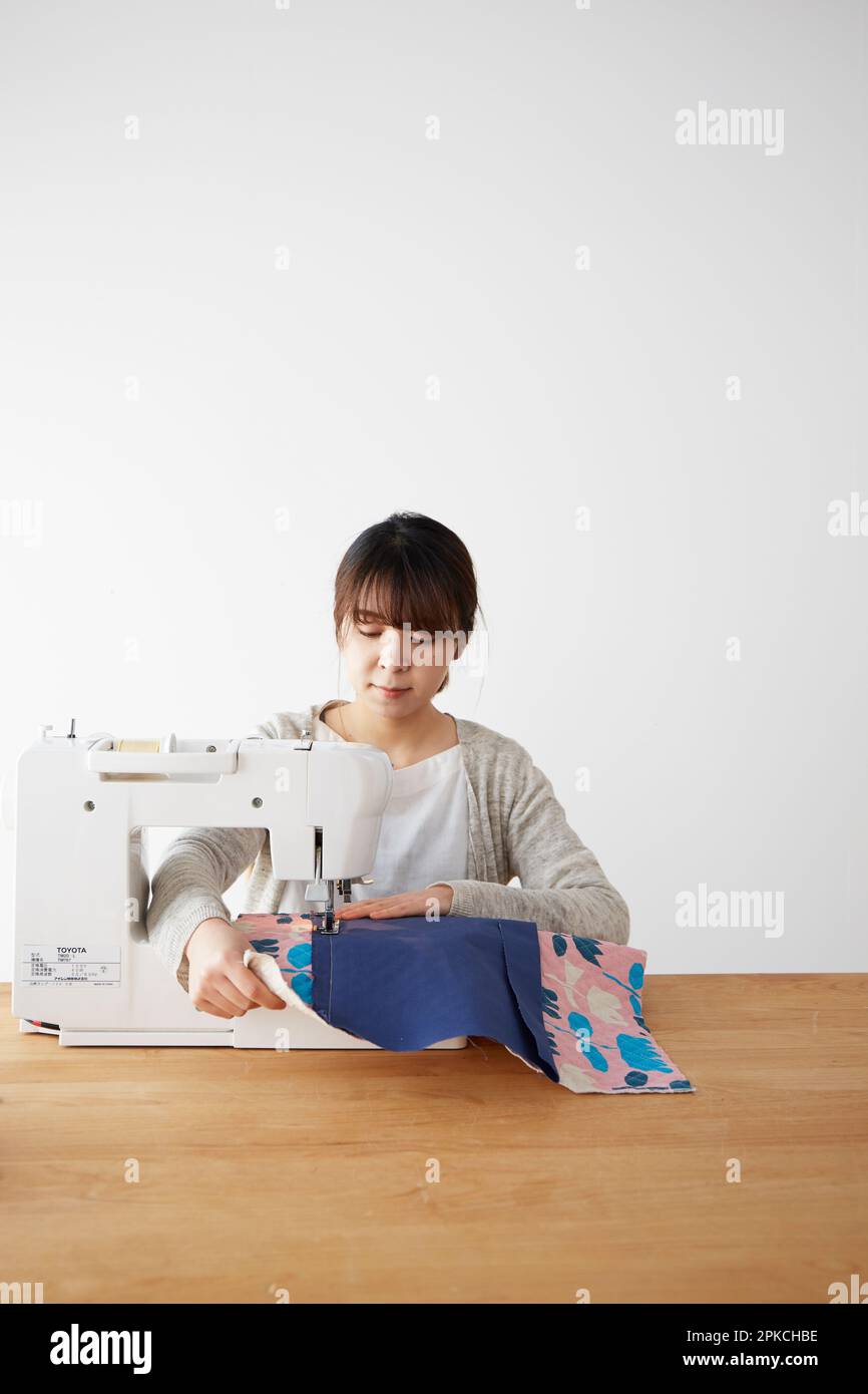 Woman sewing on a sewing machine Stock Photo - Alamy