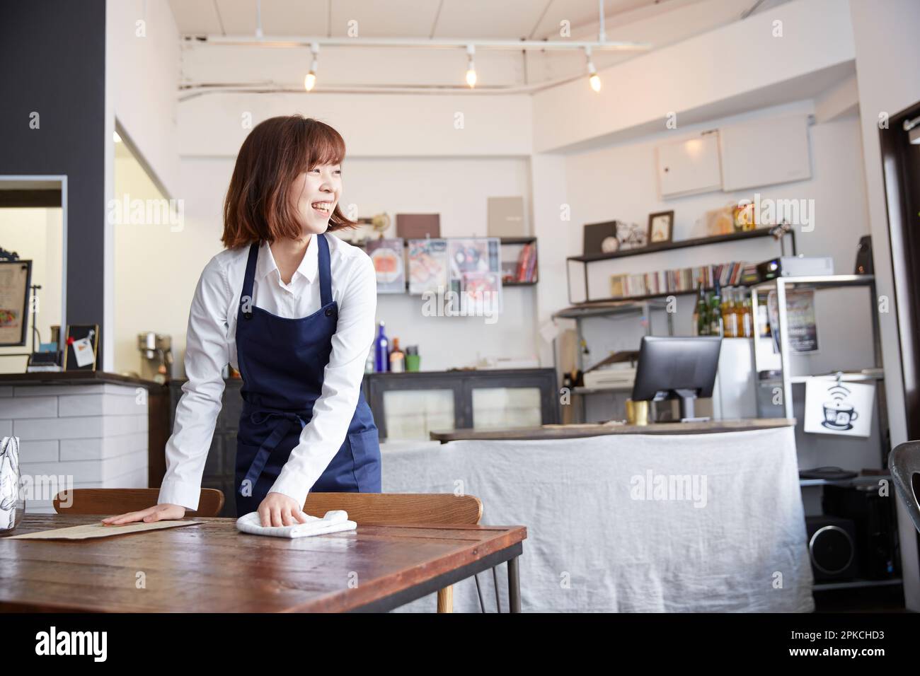 A café worker wiping a table Stock Photo - Alamy
